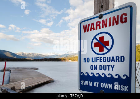 NO LAKE ACCESS warning sign in front of a large body of water Stock ...