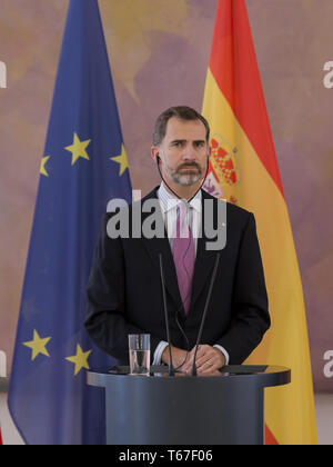 Spanish King Felipe VI and Queen Letizia with Princess of Asturias ...