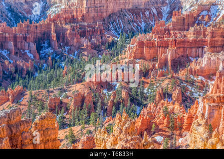 Rock formations at the Bryce Amphitheater viewed from Sunset Point ...