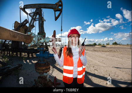 Woman engineer in the oilfield Stock Photo - Alamy