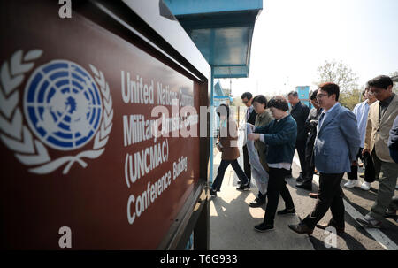 Buildings in the Joint Security Area and Military Demarcation Line seen ...