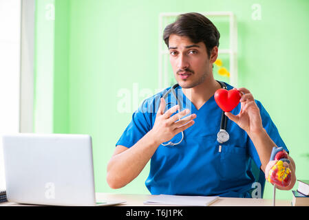 The doctor student explaining heart problems Stock Photo - Alamy