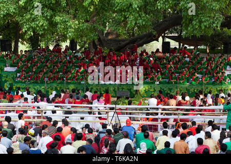 Chhayanat's singers perform at Ramna Botomul to celebrate 'Pohela ...