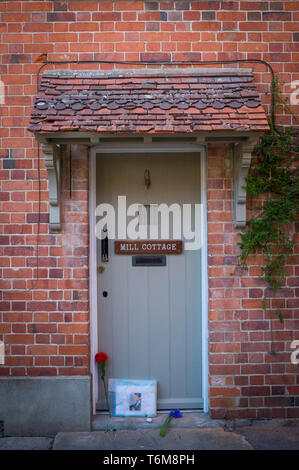 Tributes to the late George Michael at his home in goring on thames ...