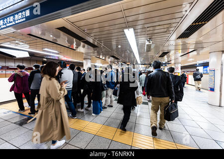 Crowded Train Platform Shinjuku Station Tokyo Stock Photo - Alamy