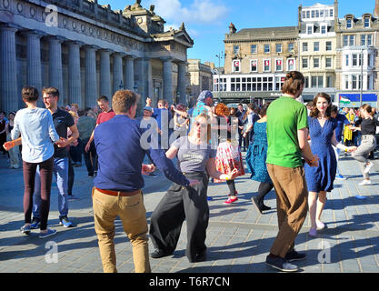 Swing dancers at the Mound precinct, Edinburgh, 2018 Stock Photo - Alamy