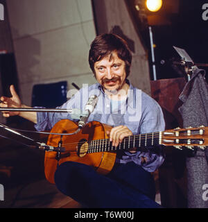 Wolf Biermann, deutscher Lyriker und Liedermacher, mit seiner Mutter ...