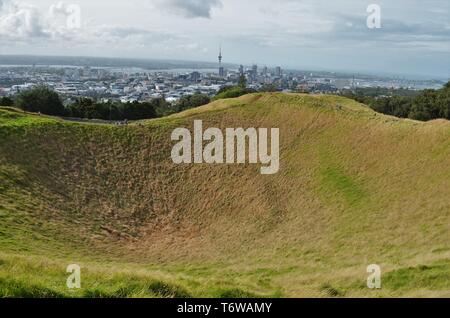 Volcanic crater at Mt Eden summit, Auckland Stock Photo - Alamy