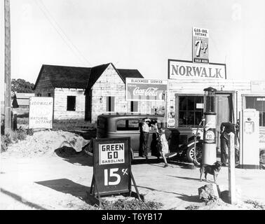 Rural Gas Station, 1940 Stock Photo - Alamy