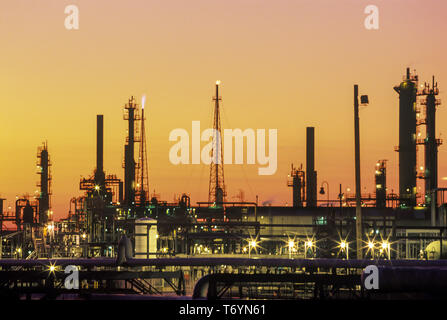 CRACKING TOWERS AND STORAGE TANKS OIL REFINERY Stock Photo - Alamy