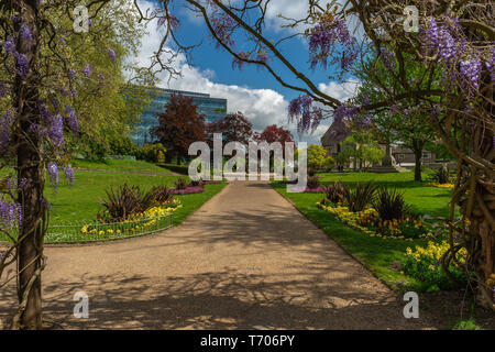 Sculpture Abbey Gardens Reading Berkshire Stock Photo - Alamy