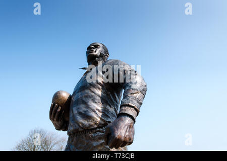 Wigan town centre, Lancashire, Statue of Wigan Warriors rugby player ...