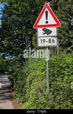 Sign 'Caution frogs', toad migration, traffic sign, warning sign ...