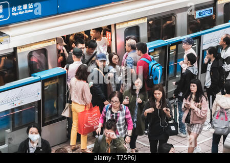 Taipei, Taiwan : Crowd of commuter cram into an already crowded metro ...