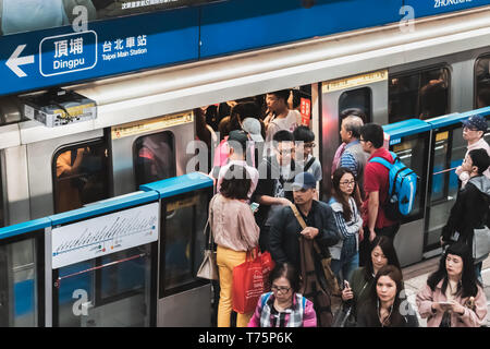 Taipei, Taiwan: Crowd of arrival commuter leaving a cram and crowded ...
