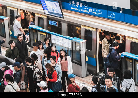 Taipei, Taiwan : Crowd of commuter cram into an already crowded metro ...