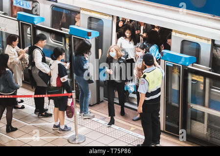 Taipei, Taiwan : Crowd of commuter cram into an already crowded metro ...