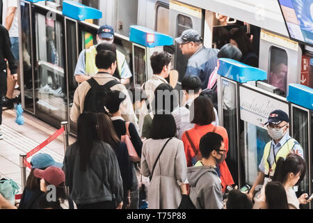 Taipei, Taiwan : Crowd of commuter cram into an already crowded metro ...