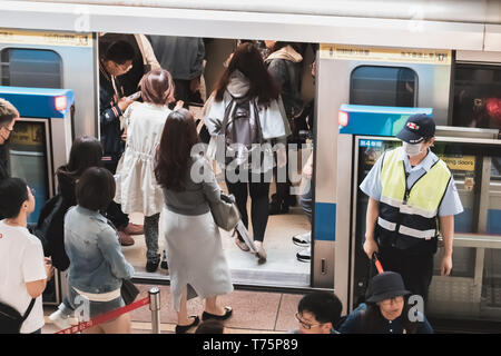 Taipei, Taiwan : Crowd of commuter cram into an already crowded metro ...