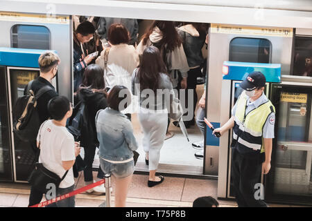 Taipei, Taiwan : Crowd of commuter cram into an already crowded metro ...