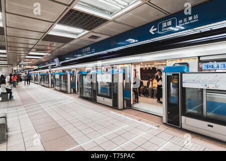 Taipei, Taiwan: Bannan Line (Blue Line) Metro train stopping at a ...