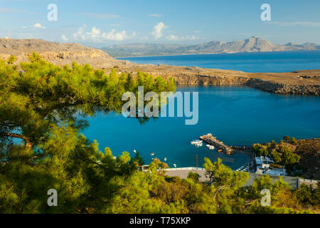 Vista desde la Acrópolis, Pueblo de Lindos, Isla de Rodas, Dodecaneso ...