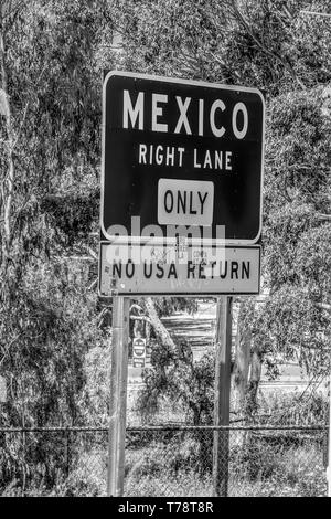 Mexico USA Border Signs, Tijuana, Mexico Stock Photo - Alamy