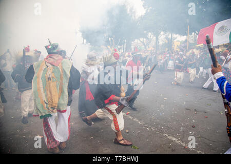 Mexiko Stadt, Mexico. 05th May, 2019. Two men are reenacting the battle ...