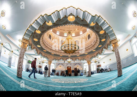 07 May 2019, Hessen, Frankfurt/Main: Men pray at noon prayer in the Abu ...