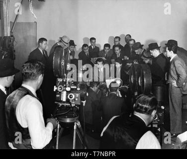 ORSON WELLES 1938 CBS radio broadcast at microphone Mercury Theatre on ...