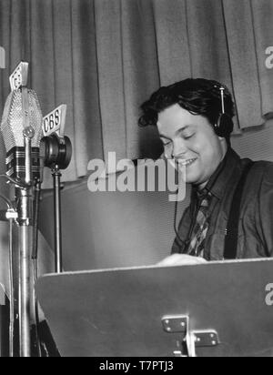 ORSON WELLES 1938 CBS radio broadcast at microphone Mercury Theatre on ...