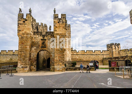 Entrance Gateway at Alnwick Castle in Northumberland, England, UK Stock ...