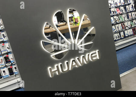 Munich, Deutschland. 04th May, 2019. goal to 1-0 goalkeeper Robert ...