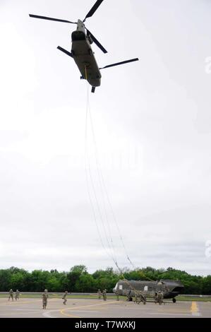Downed Aircraft Recovery Team Soldiers from Task Force Workhorse, 603rd ...