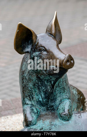 Bronze pig sculpture in Calne celebrating Wiltshire-cured ham industry ...