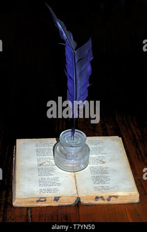 Inkpot And Pen Stock Photo - Alamy