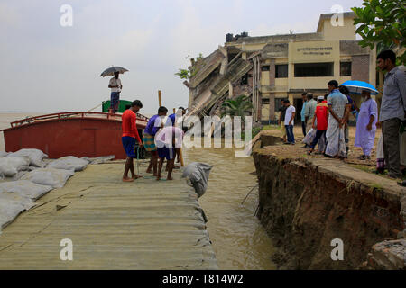 Naria Upazila Health Complex building in Shariatpur district goes into ...