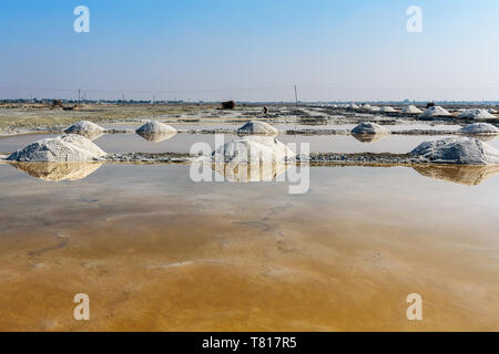 Heaps of salt on Sambhar Salt Lake. Rajasthan. India Stock Photo - Alamy