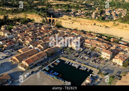 Saint-Chamas, village de Provence Bdr France 13 Stock Photo: 114681052 ...