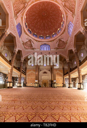 Kuala Lumpur/Malaysia: 22 April 2019: beautiful dome lid pink Masjid ...