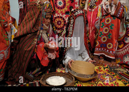 Uzbek bride wearing traditional kokoshnik tillya-kosh or tilla kosh ...