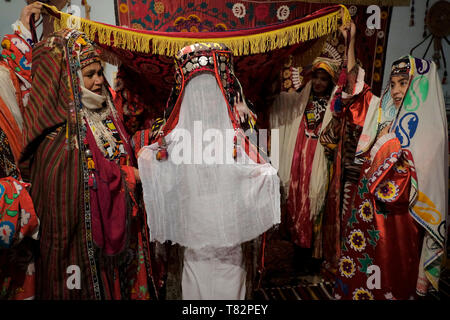Uzbek bride wearing traditional kokoshnik tillya-kosh or tilla kosh ...