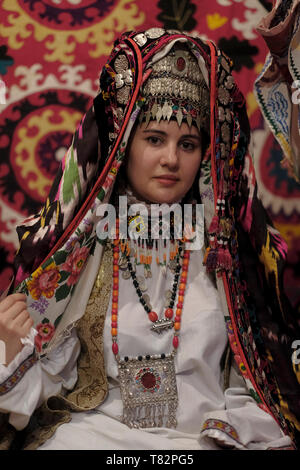 Uzbek bride wearing traditional kokoshnik tillya-kosh or tilla kosh ...
