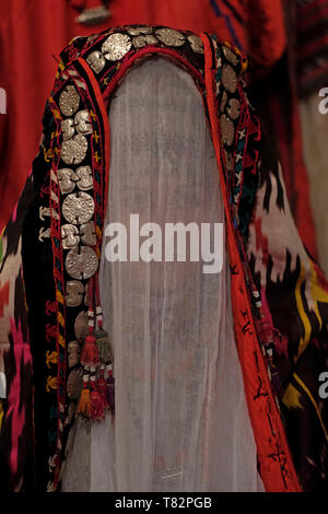 Uzbek bride wearing traditional kokoshnik tillya-kosh or tilla kosh ...