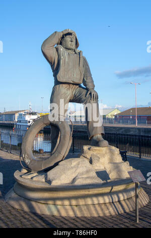 RNLI Lifeboatmen statue, Lowestoft Stock Photo - Alamy
