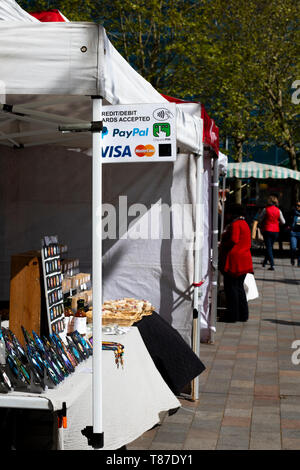 payment method options sign on market stall Stock Photo - Alamy