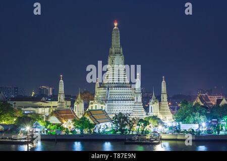 Thailand, Bangkok, Thonburi Area, Wat Arun, Temple of the Dawn, dusk ...