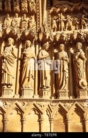 Statues of Metz Saint-Etienne Cathedral doorway Stock Photo - Alamy
