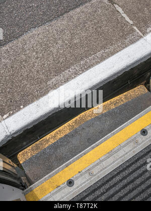 mind the gap between platform and train at london underground station ...