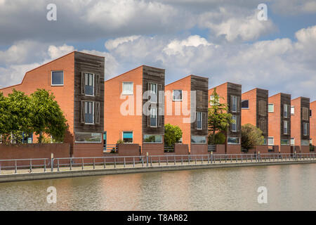 Modern detached family houses adjecent to water edge in suburb in ...